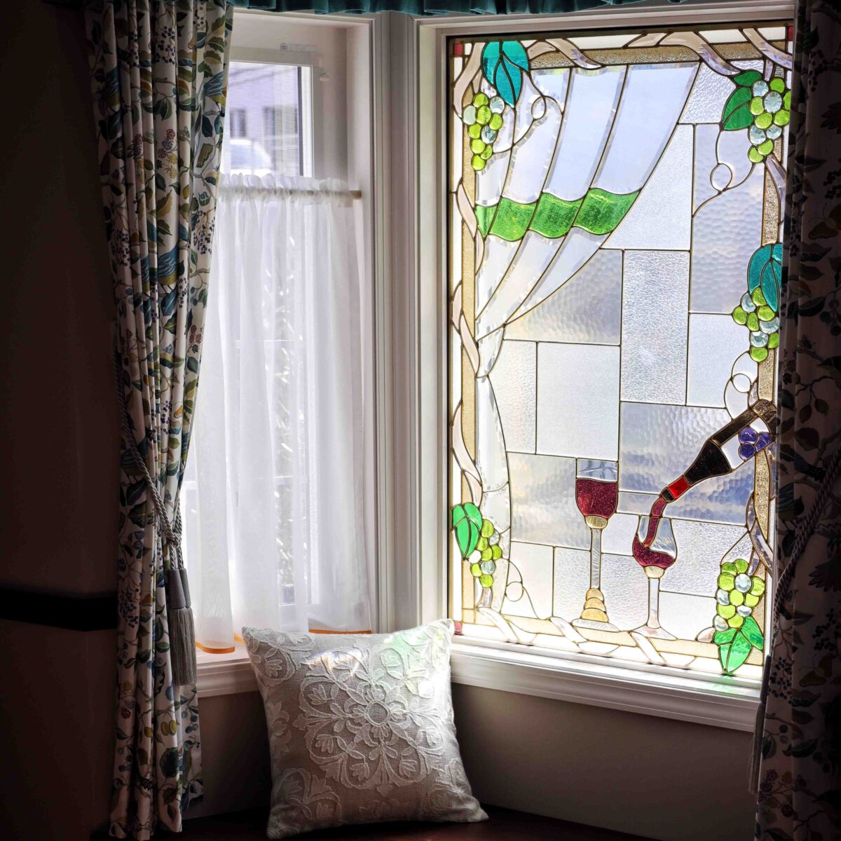 ワインが躍動的に注がれる逸品 | ステンドグラスの専門メーカー｜SEVEN HOME (Pure Glass)